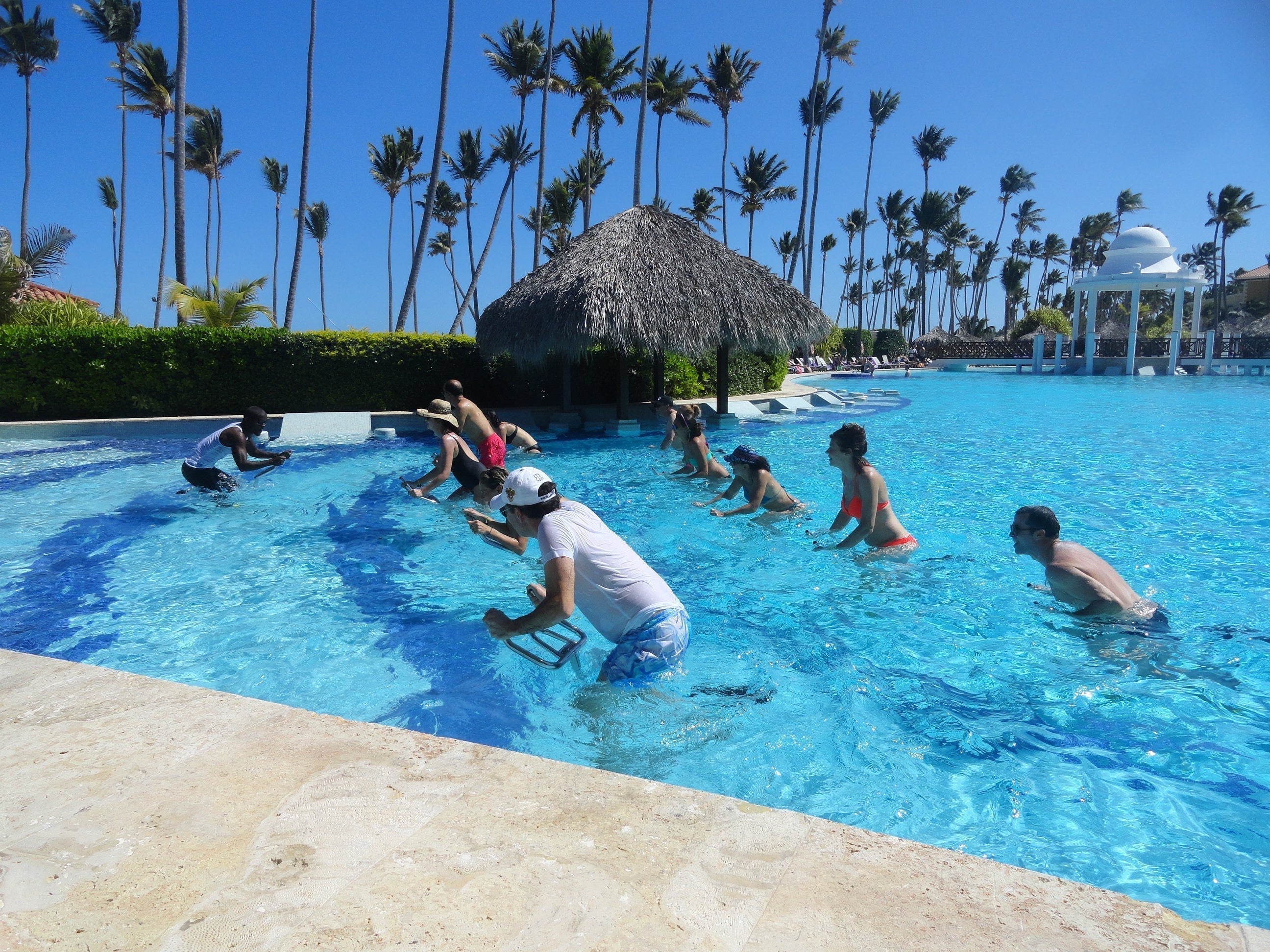 El Nuevo Lujo del Bienestar: Convierte tu Piscina en un Espacio de Fit ...